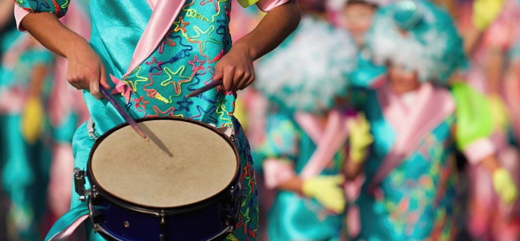 A alma do carnaval: conheça os instrumentos musicais que movem o Samba ...